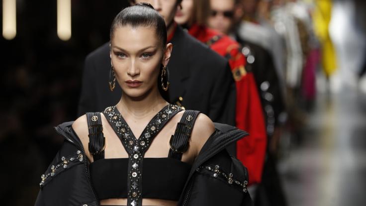 Bella Hadid nackt: Oben ohne! Für IHN lässt das Model die Hüllen fallen ... Bella Hadid nackt: Oben ohne! Für IHN lässt das Model die Hüllen fallen ...