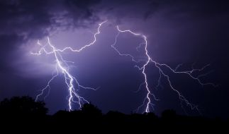 Menschen vom Blitz getroffen: SO überlebt man einen Blitzeinschlag im ...