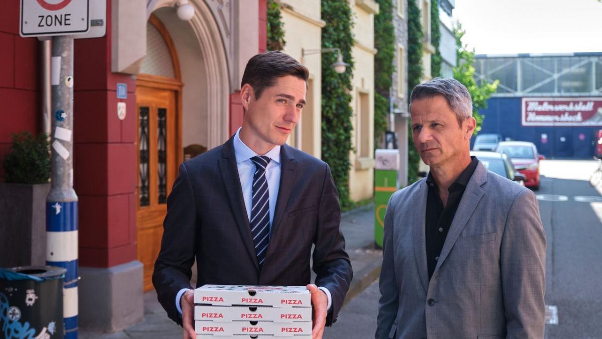 "Unter uns" vom Freitag bei RTL: Wiederholung von Folge 7680 online und im TV | news.de