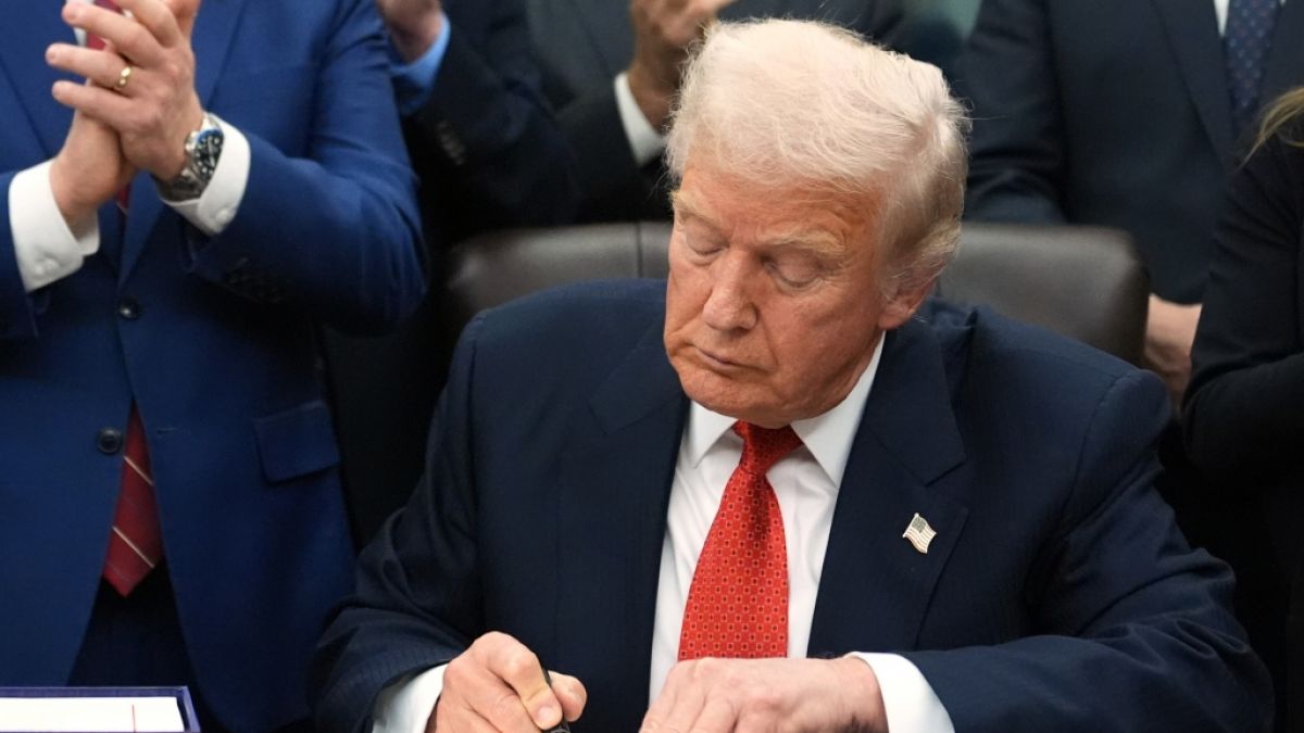 Donald Trump: Autopen-Vorwurf fliegt ihm um die Ohren – Unterschriften ...