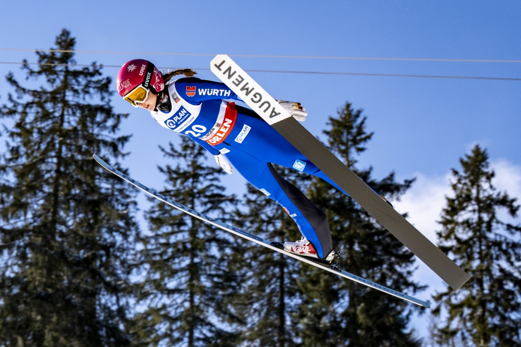 Skispringen Weltcup 2024/25 Damen Ergebnisse: Wie schlagen sich die deutschen Skisprung-Ladys in ...