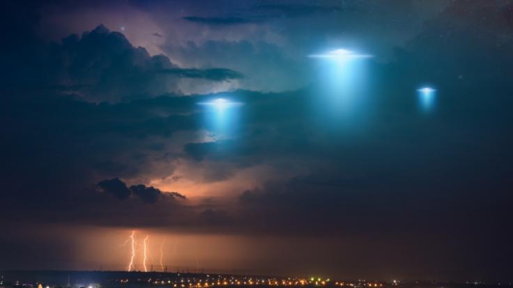 Schock-Video aus Flugzeug: UFO-Alarm! Alien-Schiff soll Form ändern ...